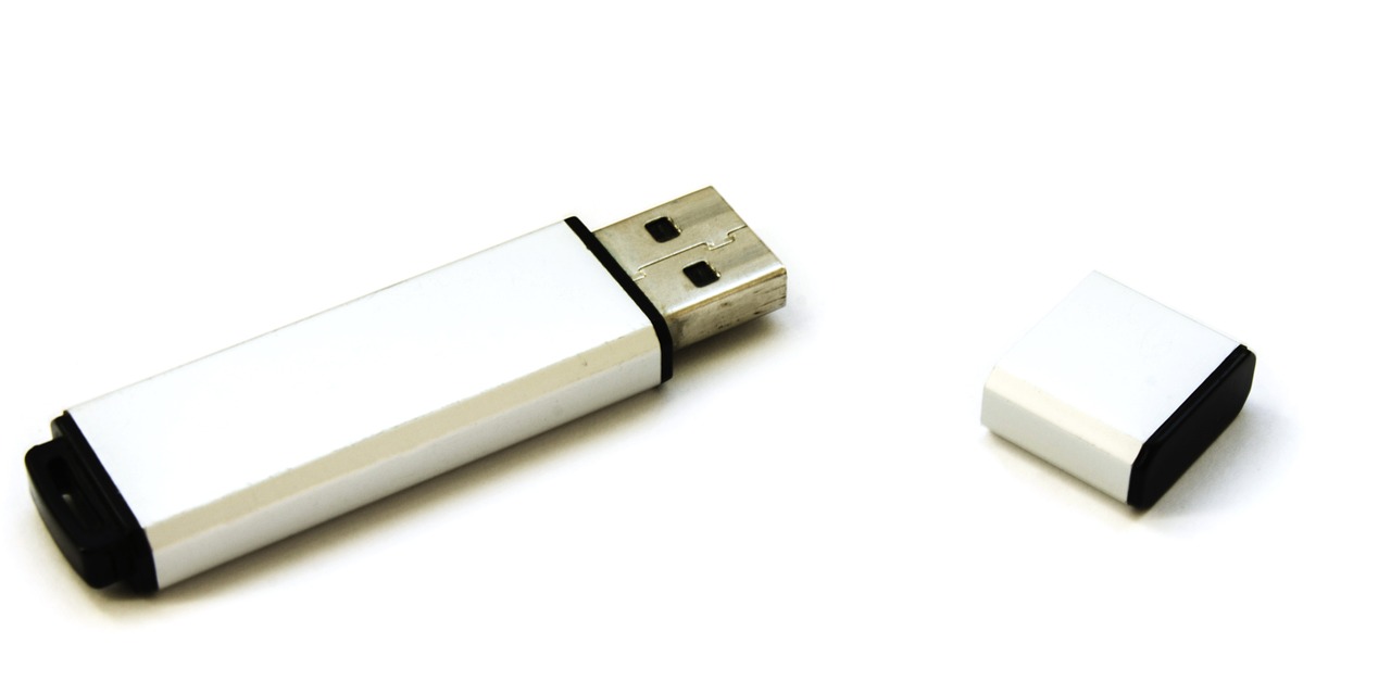 Dead drop: che cosa sono le chiavette USB nei muri, e sono pericolose?